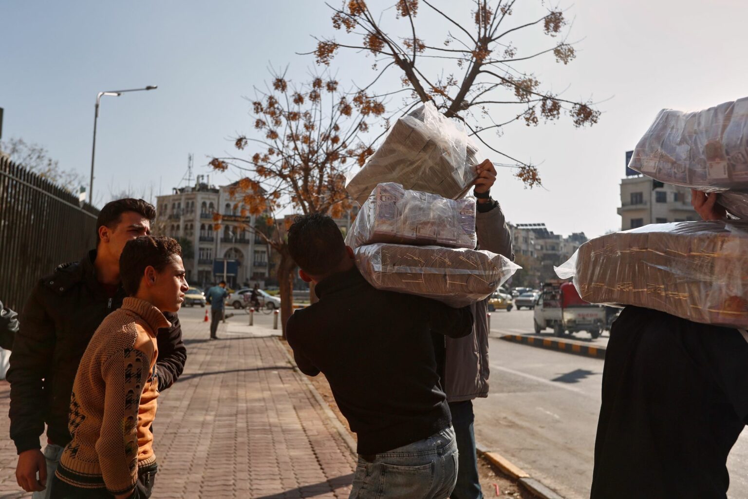 Syrian Pound Continues to Fall Despite Recovery Promises - levant24